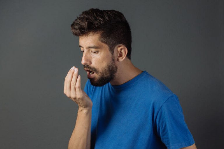 Stinkende Mondgeur Test Je Zó (10 Trucs) - VraagDeTandarts.nl